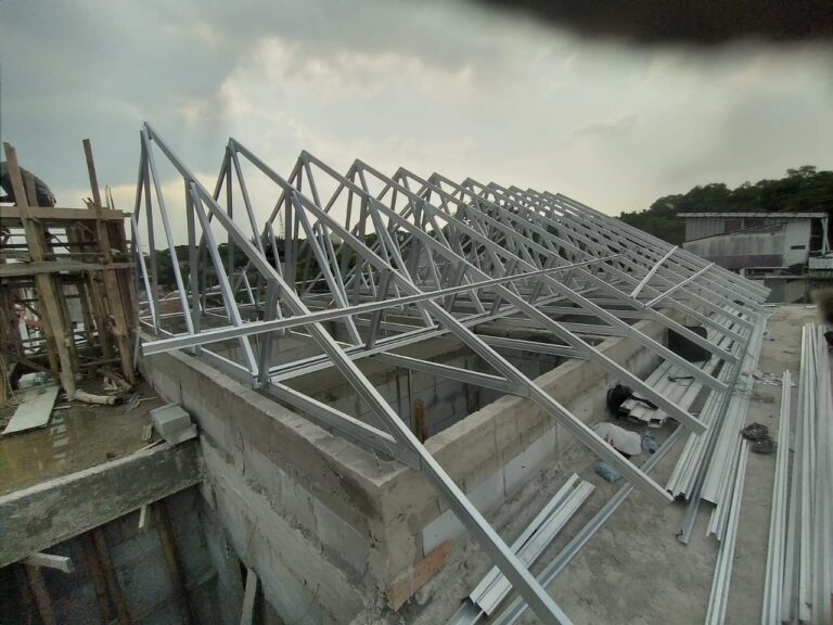 Rangka atap baja ringan pelana di taman lembah hijau, lippo cikarang ...