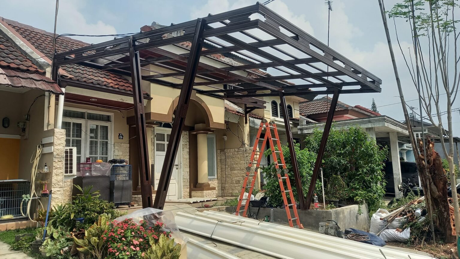 Kanopi baja ringan cat coklat atap alderon RS di taman lembah hijau ...