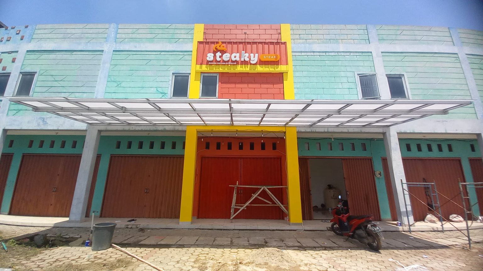 Kanopi polycarbonate tanpa tiang di ruko serang baru, cikarang selatan ...