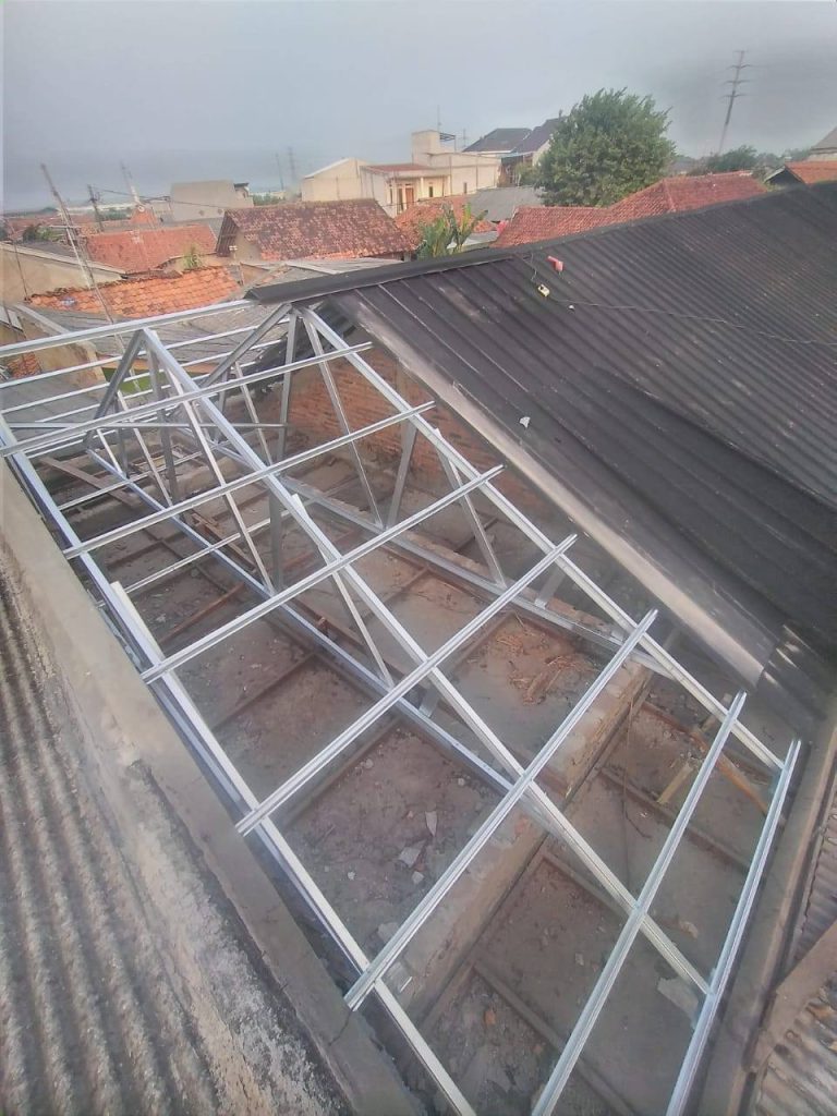 Bongkar pasang atap kontrakan 410 m2, ganti atap lama kayu dengan atap ...